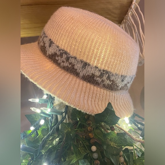 Aris | Accessories | Vintage Aris White Knit Hat With Grey Blue Accent ...